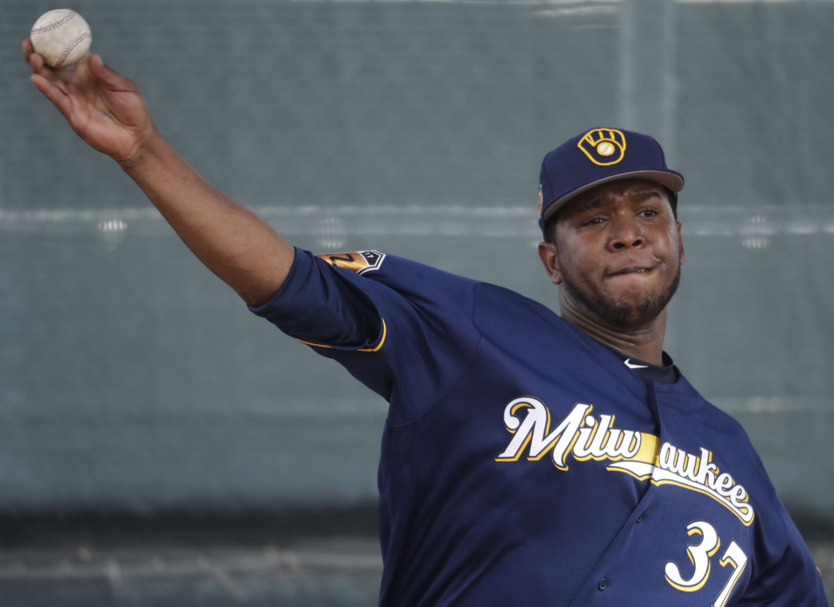 Neftalí Feliz firma con los Reales de Kansas City | DeportivApp by Vic Báez